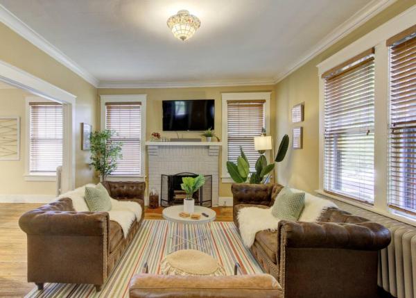Beautiful Bungalow Stones Throw From Cooper Young - Memphis, TN
