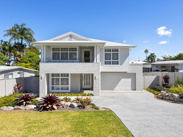 Mooloolaba Family 5 Bedroom Haven - Marcoola