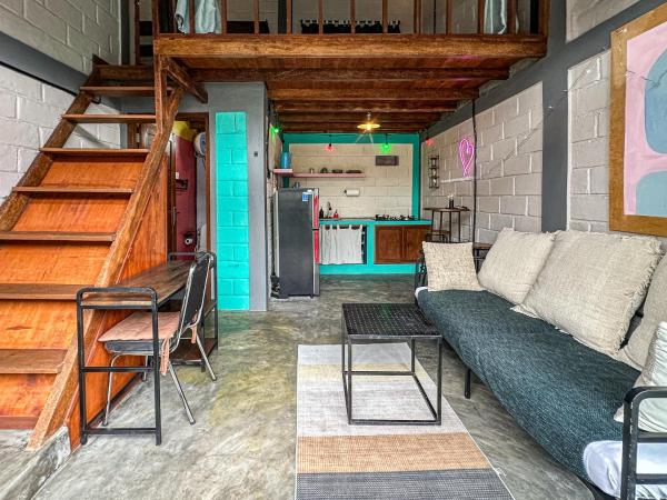 Central 1br Mezzanine Loft With Shared Pool, Fitness And Private Kitchen In Canggu - Canggu