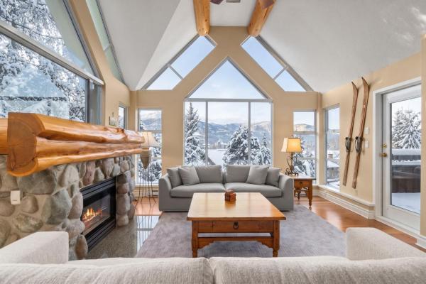 Ski-in Ski-out Penthouse - Pool, Hot Tub - Views - Whistler