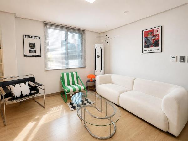ㅣObjet 155 ㅣ 5 Minutes From Dongseong-ro, Mid-century Style, Maximum 8 People, 4 Queen Beds, 3 Air Conditioners - Daegu