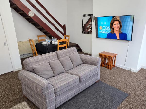 Private 2-bedroom House In Rochdale For Contractors & Families Free Parking, Fast Wi-fi, Workspace - Rochdale