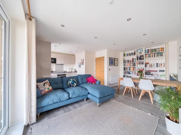 Spacious Apartment In Addlestone With Free Parking- Pass The Keys - Woking