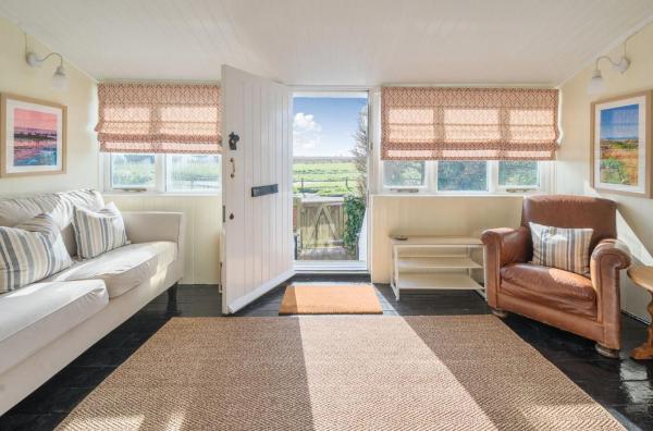 Iveshead I Unique Railway Carriage I Seaside Retreat - West Wittering