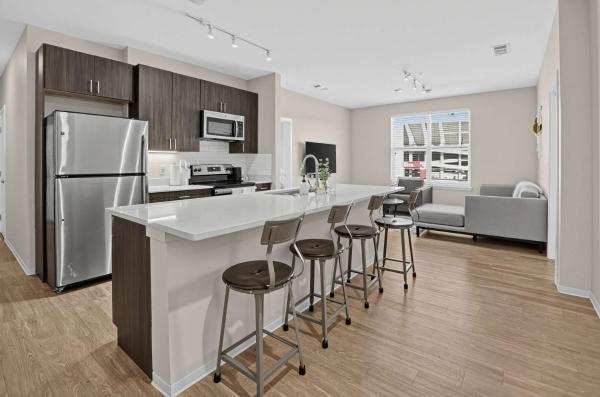 Spacious Ensuite Retreat Near Iu & Stadium - Bloomington, IN