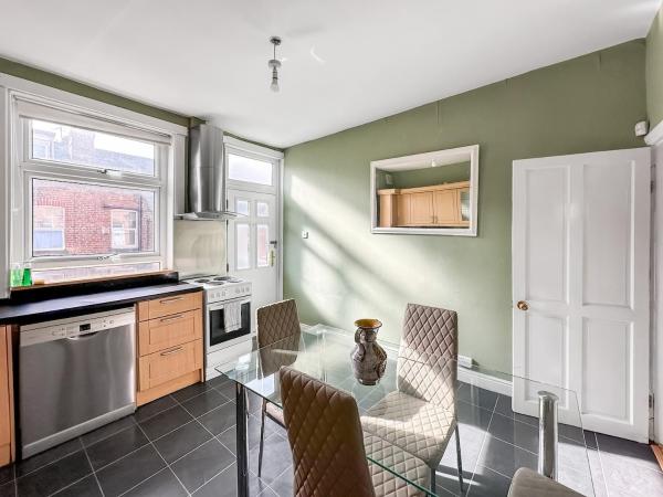 Spacious 3-bed House - Sleeps 9 - Near Leeds City - Leeds