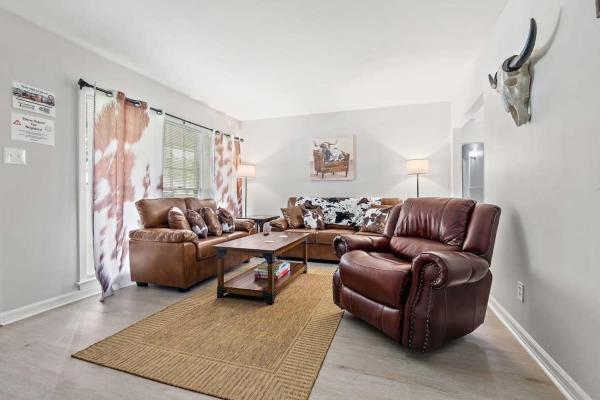 Charming 4br Home With Outdoor Patio - Mobile, AL