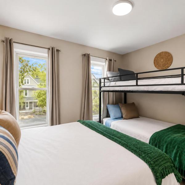 Niagara Falls Hub Modern Retreat - Niagara Falls, NY