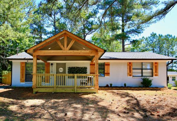Relaxing Modern Ranch With Private Backyard - Covington