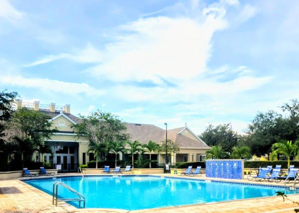 Family Fun Getaway In Kissimmee! 4-bedroom Retreat - Kissimmee, FL