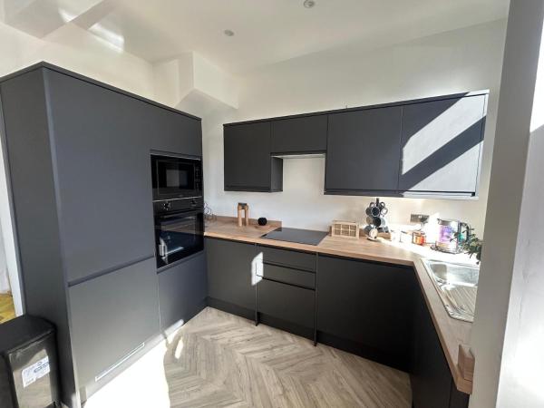 Recently Refurbished Two Bedroom End Terrace House - Leeds
