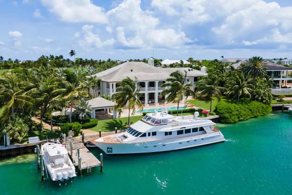Landmark Waterfront Estate With Private Yacht Docks, Resort-style Pool & Ocean Club Luxury - Nassau