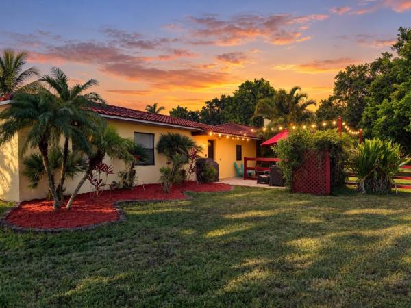 Sunshine Acre 2b 2b King Master Suite, Big Yard - Miramar
