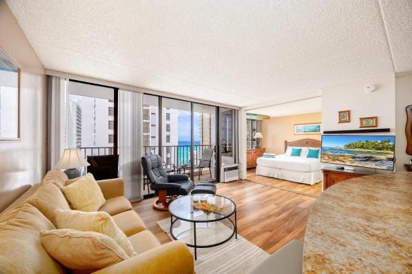 Ocean-view Escape With Pool, Hot Tub & Parking - Honolulu, HI