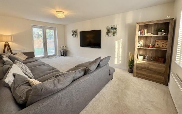 Modern House-garden-parking-bedford-mk-northants - Bedford