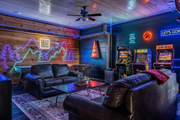 2 Mi To The Island And Dollywood, Private Hot Tub, Bunks, Arcade, Great Location - Pigeon Forge, TN