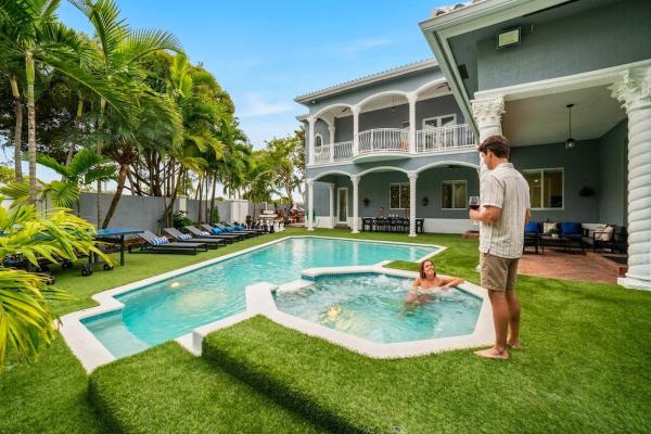 Luxury Villa - Near Airport Pool Jacuzzi Games Near Airport - Doral, FL