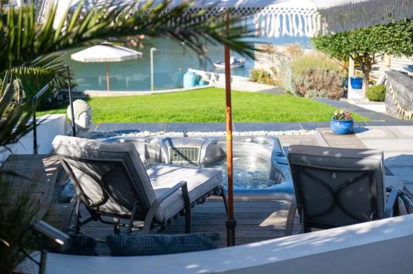 Luxurious One Bedroom Apartment With Water Views - Kingsbridge