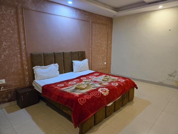 Play Hotel Sunshine 18 Couple Friendly - Noida