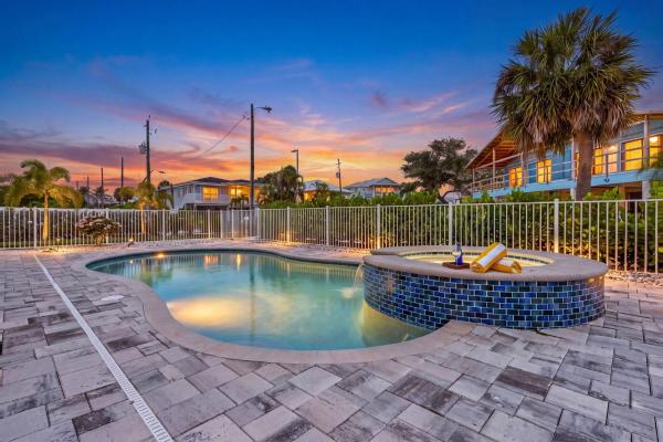 Beachside Bliss With Heated Pool, Spa, Bikes & Views - Cozy Cottage - Roelens - Bonita Springs, FL