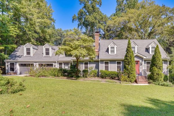 Deck & Yard! Tri-city Family Home Near Unc & Duke - Chapel Hill, NC