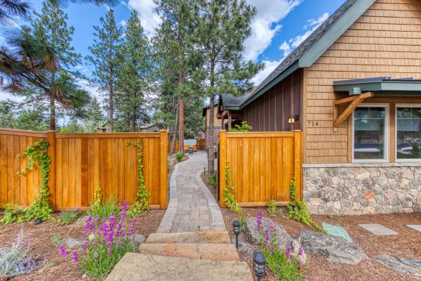 Downtown Sisters Home With Private Hot Tub & Fenced Yard - Dogs Welcome - Sisters, OR
