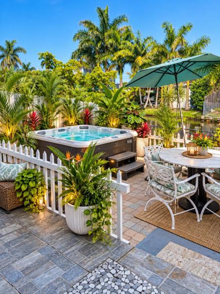Luxury Waterfront Villa, With Private Hot Tub, Beachs, Aventura Mall Casinos, Restaruants - Miramar, FL