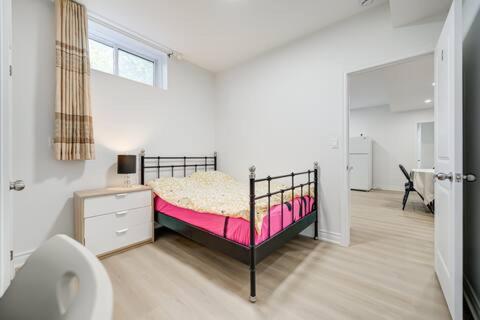 Toronto Scarborough Agincourt Private Basement Room Queen And Single Beds Private Ensuite Bathroom Shared Kitchen And Dining Area With Tv Free Parking Sleeps 3 - 多倫多