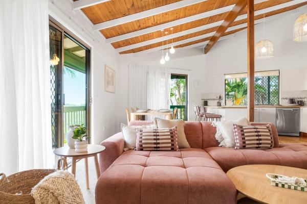 The Breezy Abode - Dog-friendly Views & Deck - Caloundra