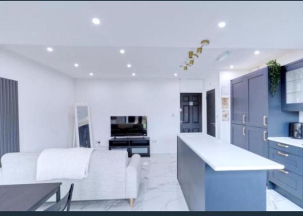 Shared 4 Bedroom House For 5 People In London With One Free Transport To London Centeral - Ilford
