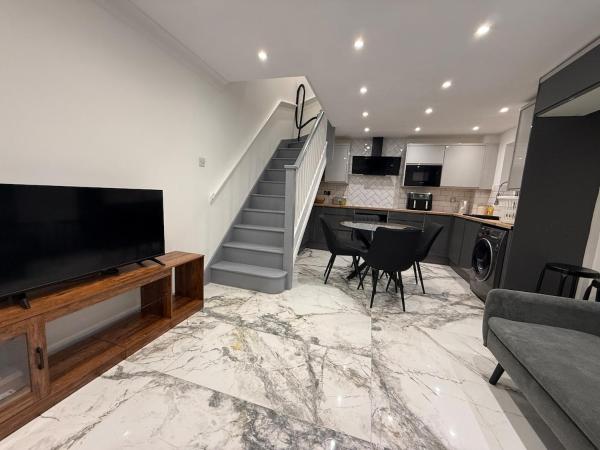 Modern Chatham Duplex With Free Parking - Chatham