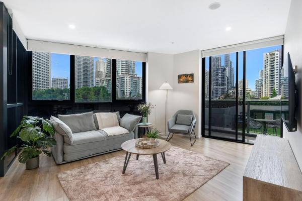 Couples Escape In Ruby Surfers Paradise - Coasthm - Surfers Paradise