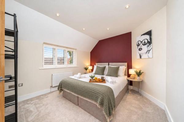 Horley 3-bed House Near Gatwick Airport & Horley Town Centre, 2 Free Allocated Parking , Fully Equipped Kitchen, Living Room, Fast Wifi, Giostays - Crawley