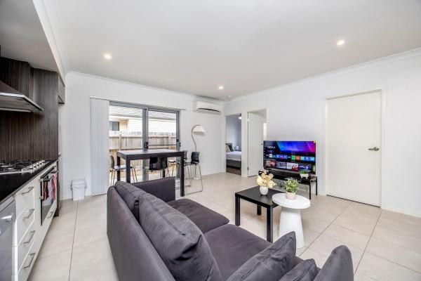 Entire 2 Bedroom Duplex Close To Theme Parks - Brisbane