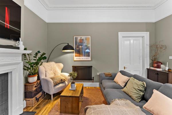 Elegant Redhill Stay Close To Gatwick Airport - Redhill