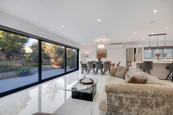 Modern 4-bedroom Family Home With 4 Bathrooms & Private Parking - Brentwood