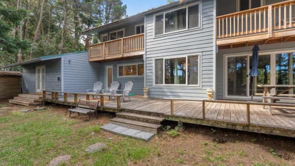 Wooded Lakefront Retreat - Port Orford, OR