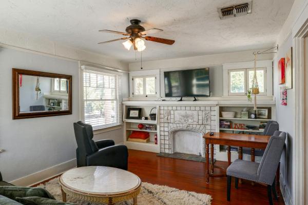 Walk To Pickleball, Parks, Pubs! Cozy Dtwn Apt - Bakersfield, CA