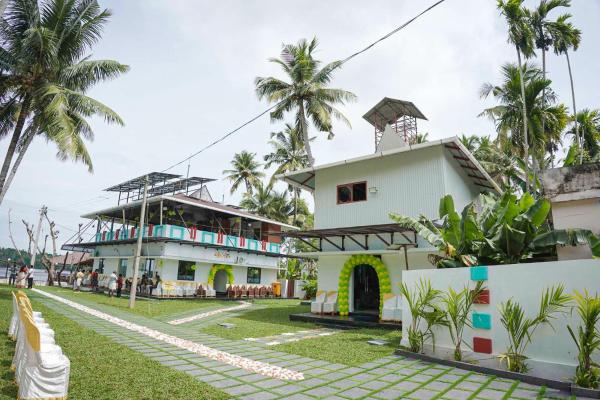 Golden Aura Palace Backwater View Homestay - Kollam
