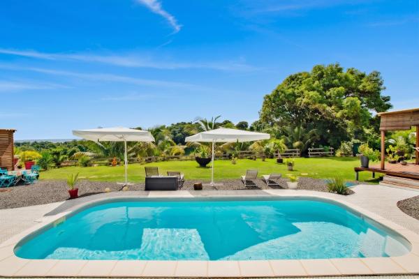 Bungalow Charmant à Petit Bourg Avec Piscine Partagée - Guadeloupe