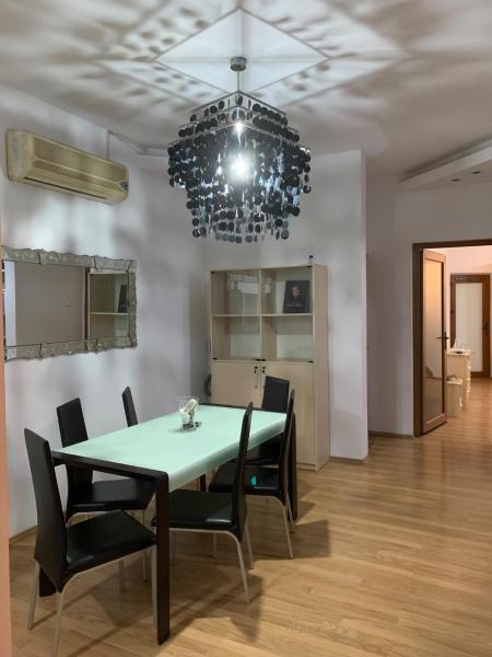 Room In Shared Central Apartment - Boekarest