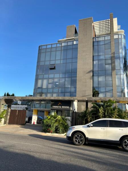 Modern 1-bedroom Apartment At Tribute House - Accra