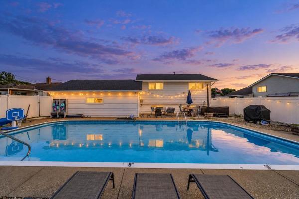 Swim And Relax With A Pool Hot Tub And Renovated Homehop - Cleveland, OH