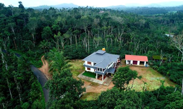Estate Flora Homestay - 3bh, Estate, Home Food, One Group Only - Sakleshpura