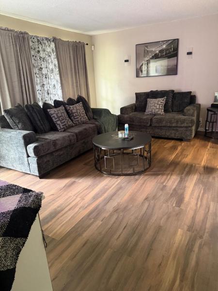 Cozy Modern Ranch Retreat 2br & 1ba - St. Louis, MO