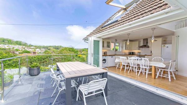 Rooftops Sleeps 8 Hot Tub Views Log Burner - Barnstaple