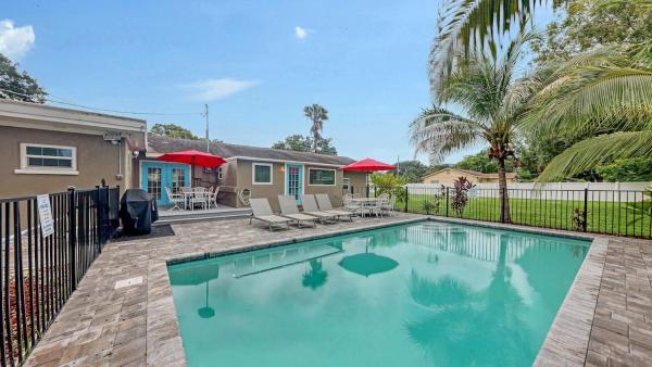 Pool, Spacious House, Close To Beaches And Downtown - Sarasota, FL