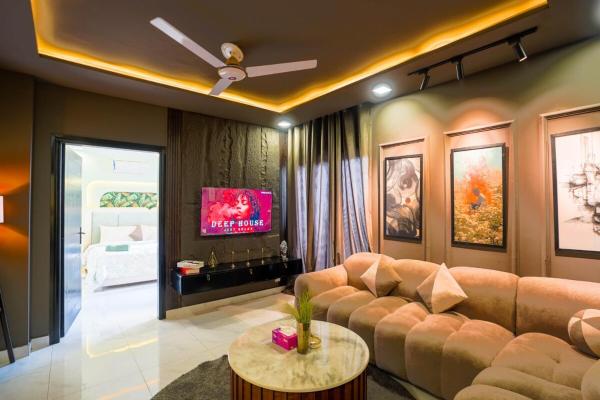 Modern 2bhk Flat Secure Parking & Self Check-in - Lahore