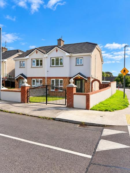 The Cosy Corner - Spacious 3-bed Home With Parking - Cobh