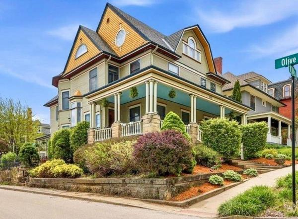Dutch Colonial Historic Mansion - Dubuque, IA